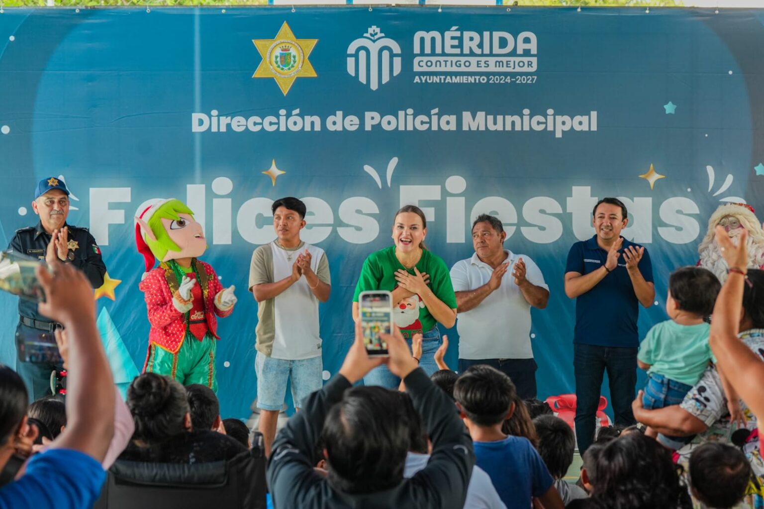 Acompañada De La Policía Municipal, Cecilia Patrón Lleva La Navidad A ...
